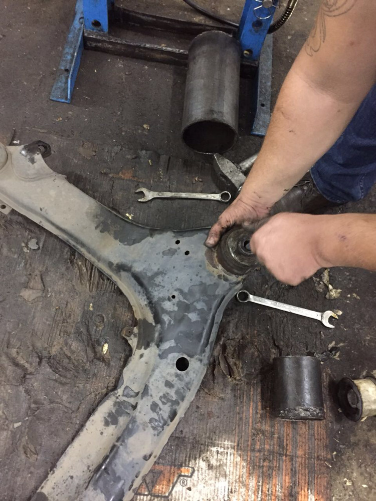 Замена сайлентблоков подрамника а4 b6 — Audi A4 (B6), 2,4 л, 2002 года ...