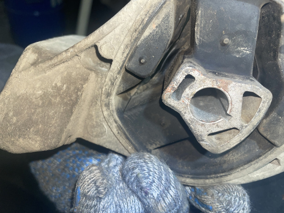 Замена 2ух подушек двигателя. — Opel Insignia Country Tourer (1G), 2 л ...