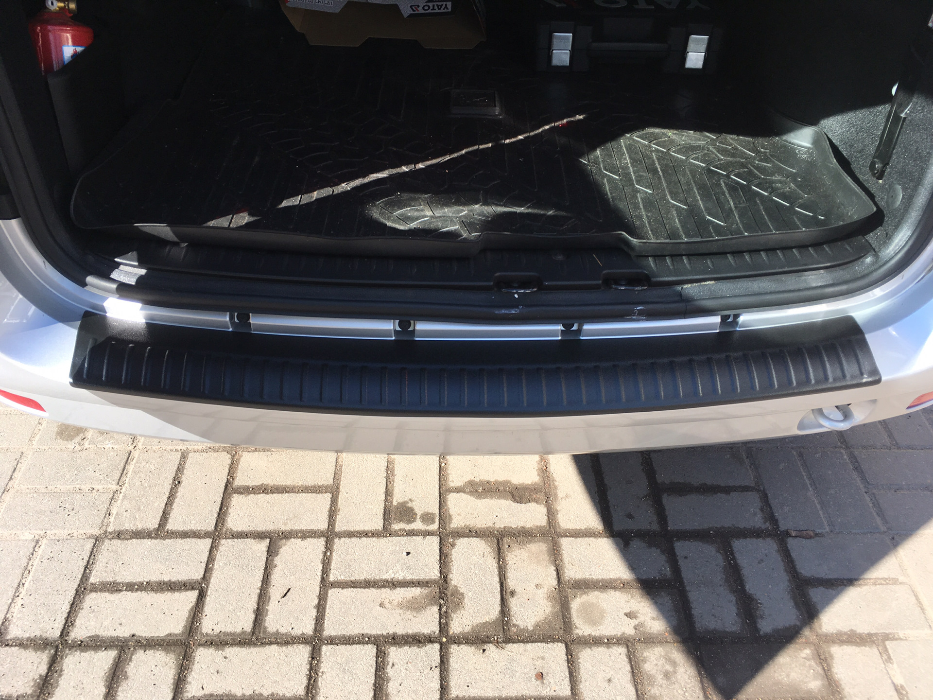Установил накладку на задний бампер — LADA Ларгус, 1,6 л., 2014 года ...