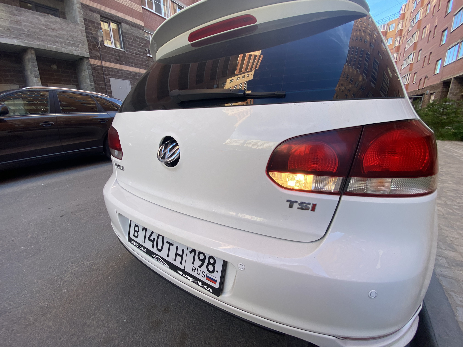 Камера в значок VW с траекторией — Volkswagen Golf Mk6, 1,4 л, 2011 ...