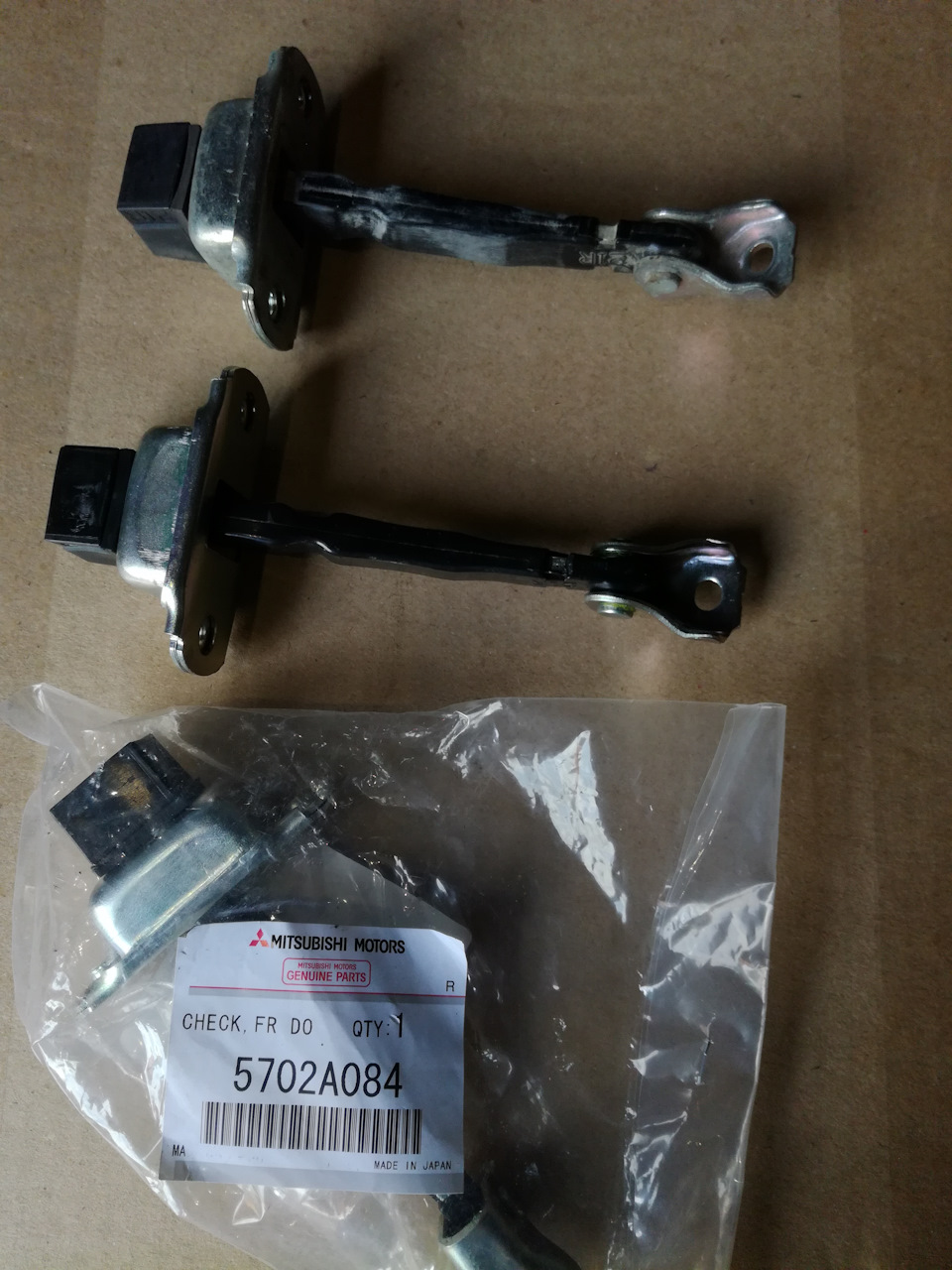 5702A084 Ограничитель передней двери Mitsubishi | Запчасти на DRIVE2