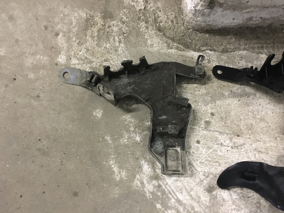 Установлен комплект пластиковых элементов защиты ремня генератора от ...