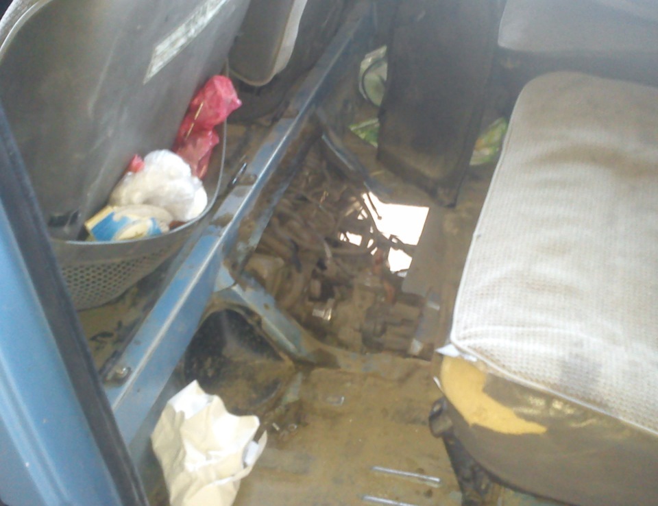 моторный отсек с обратной стороны — Suzuki Every (DA52), 0,8 л, 1999 ...