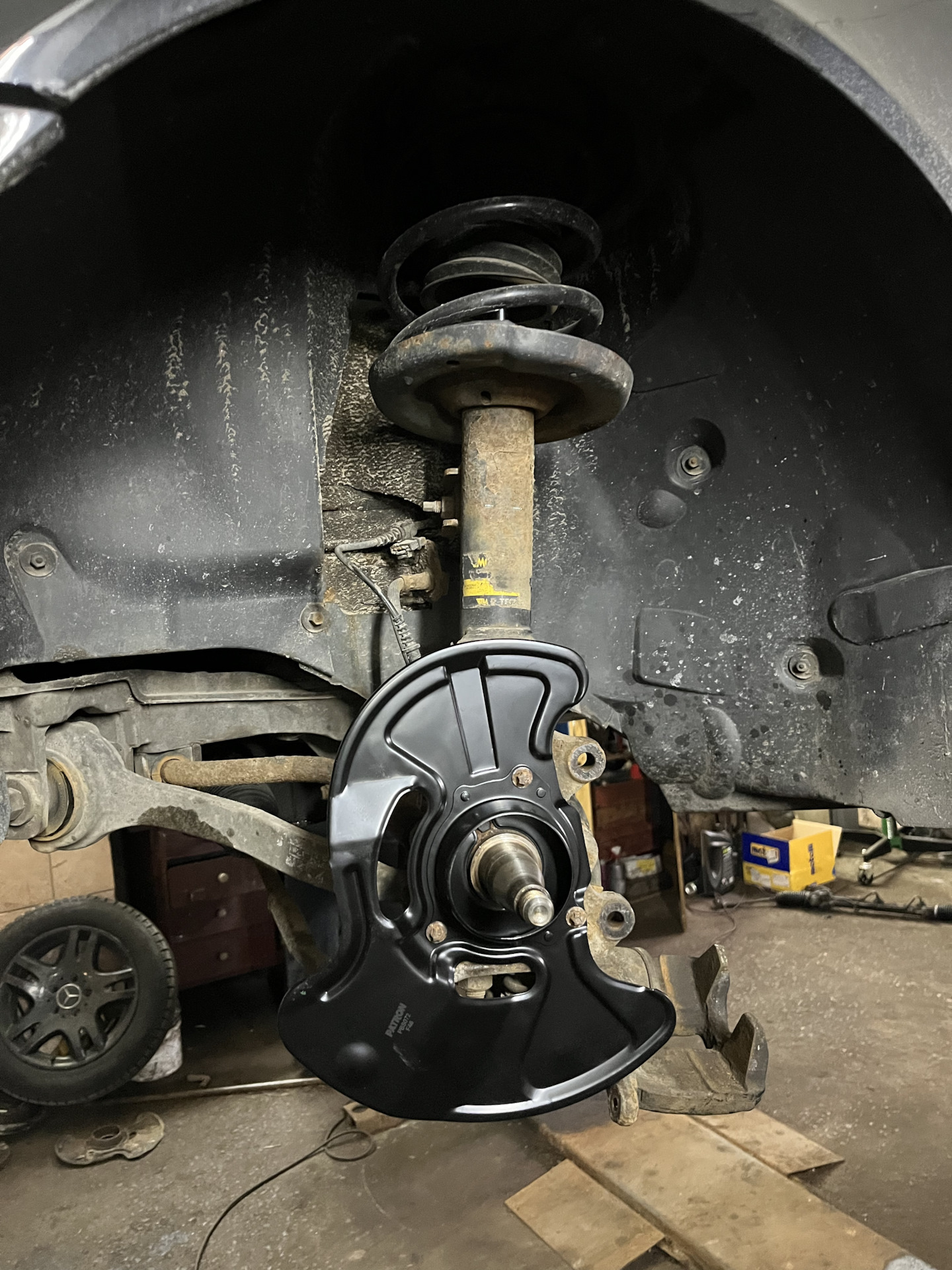 Передние тормоза — Mercedes-Benz CLK (W209), 2,7 л, 2003 года ...