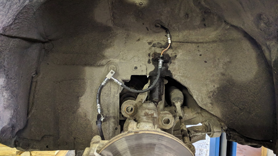 Замена передних тормозных шлангов — Nissan Primera (P12), 1,8 л, 2002 ...