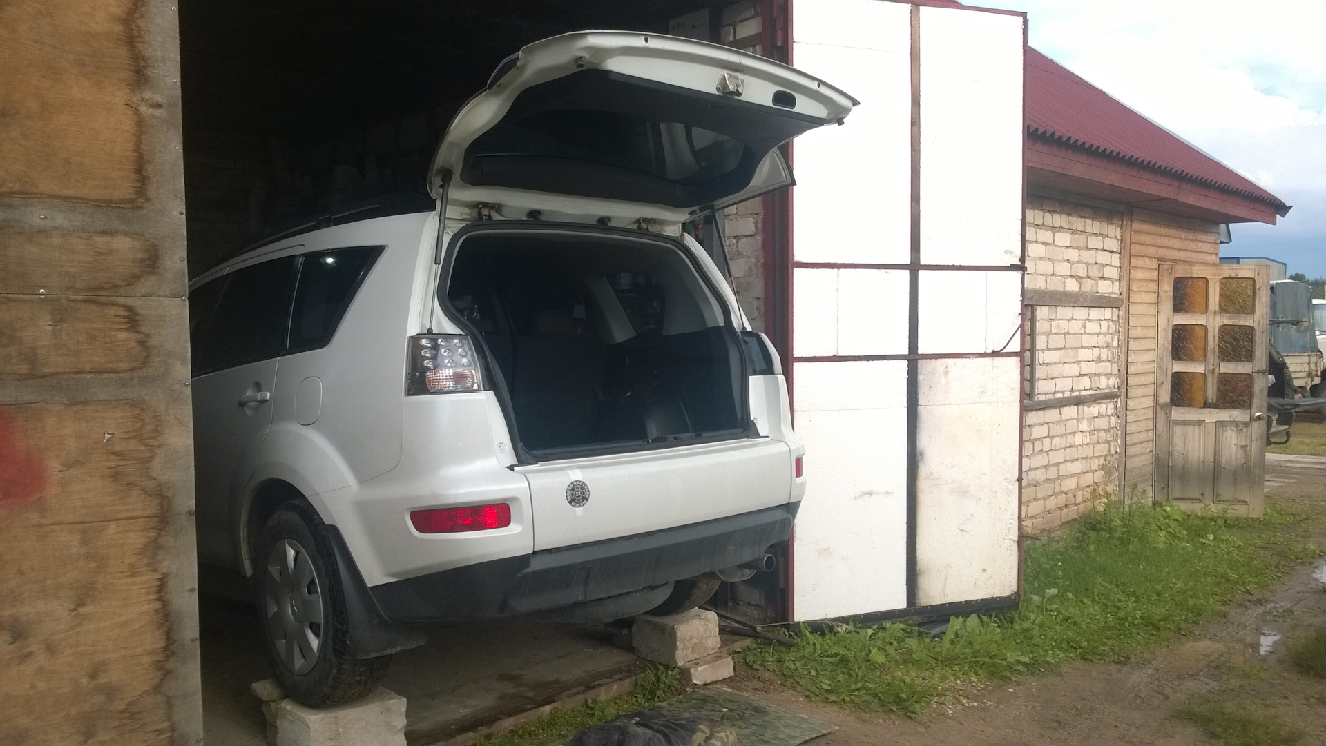 Установил фаркоп LEADER PLUS. — Mitsubishi Outlander XL, 2 л, 2010 года ...