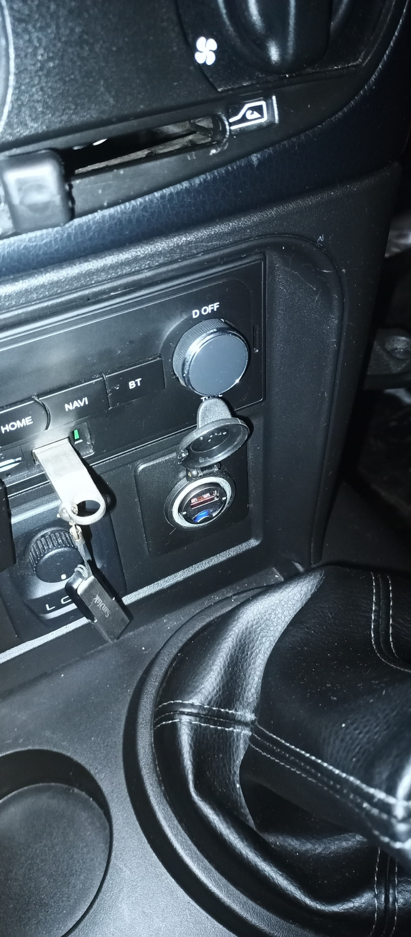 Зарядка в прикуриватель — Lada Niva Travel, 1,7 л, 2021 года ...