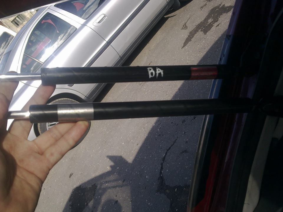амортизатор крышки багажника — Mazda 323 VI, 1,5 л, 2001 года ...