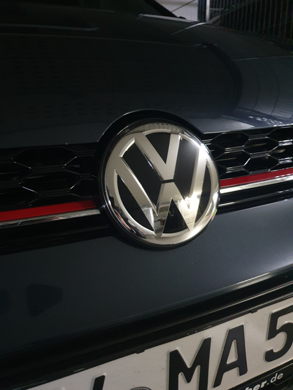 Эмблема решётки радиатора — Volkswagen Golf Mk7 GTI, 2 л, 2018 года ...