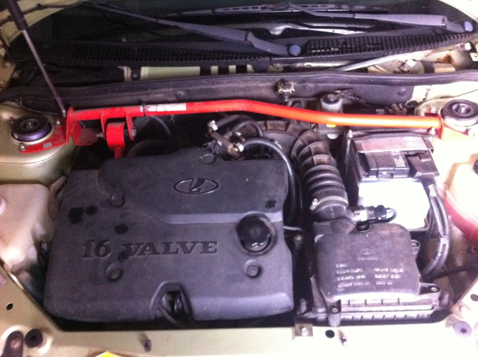 Растяжка передних стоек и газовый упор капота — Lada Калина седан, 1,6 ...