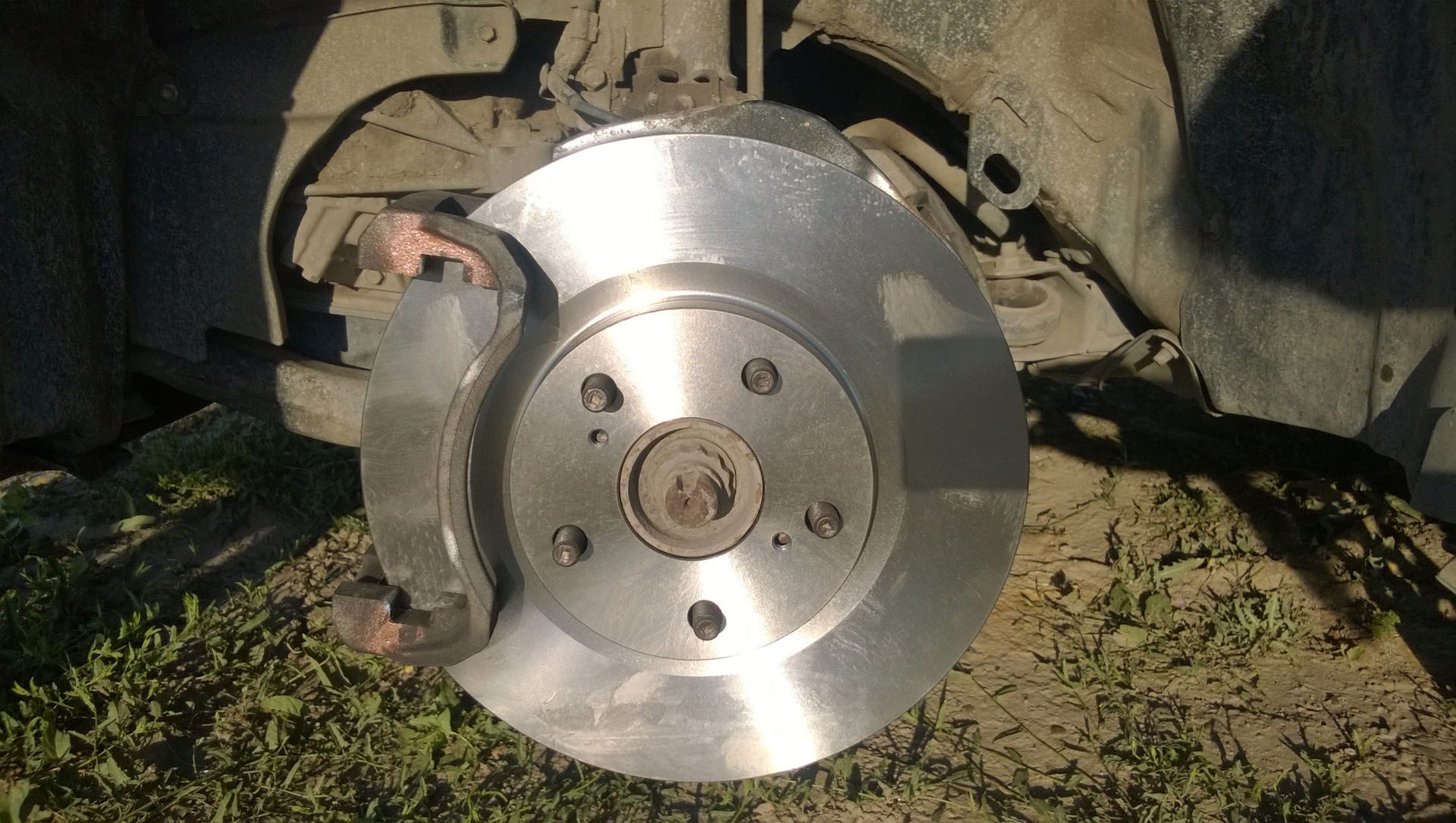 Замена тормозных дисков и бонусом пальцы. — Toyota Camry (XV40), 2,4 л ...