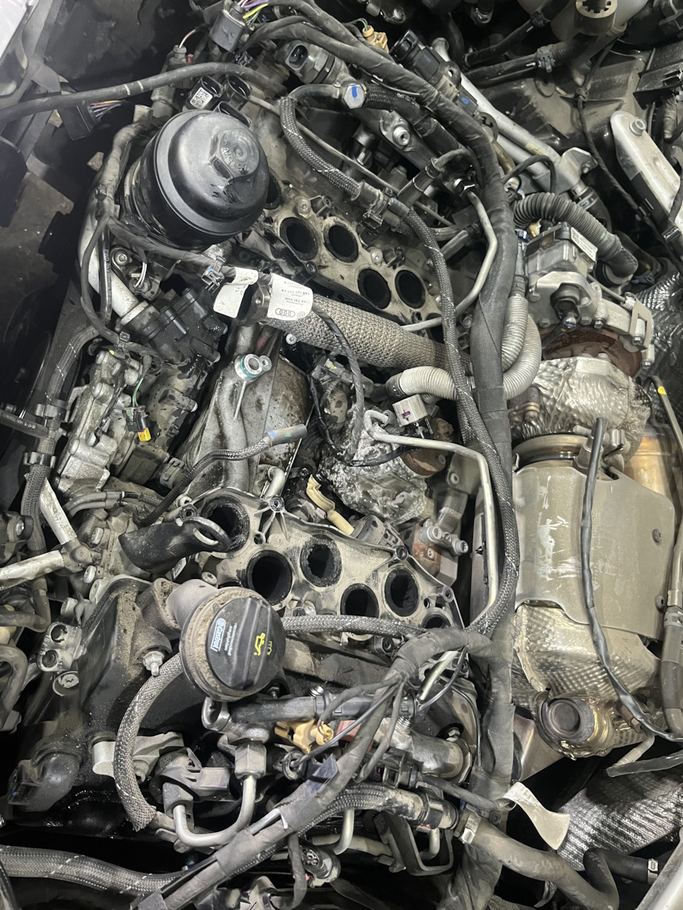 AUDI Q7 II (4M) замена распорного клапана + переуплотнение клапанных ...