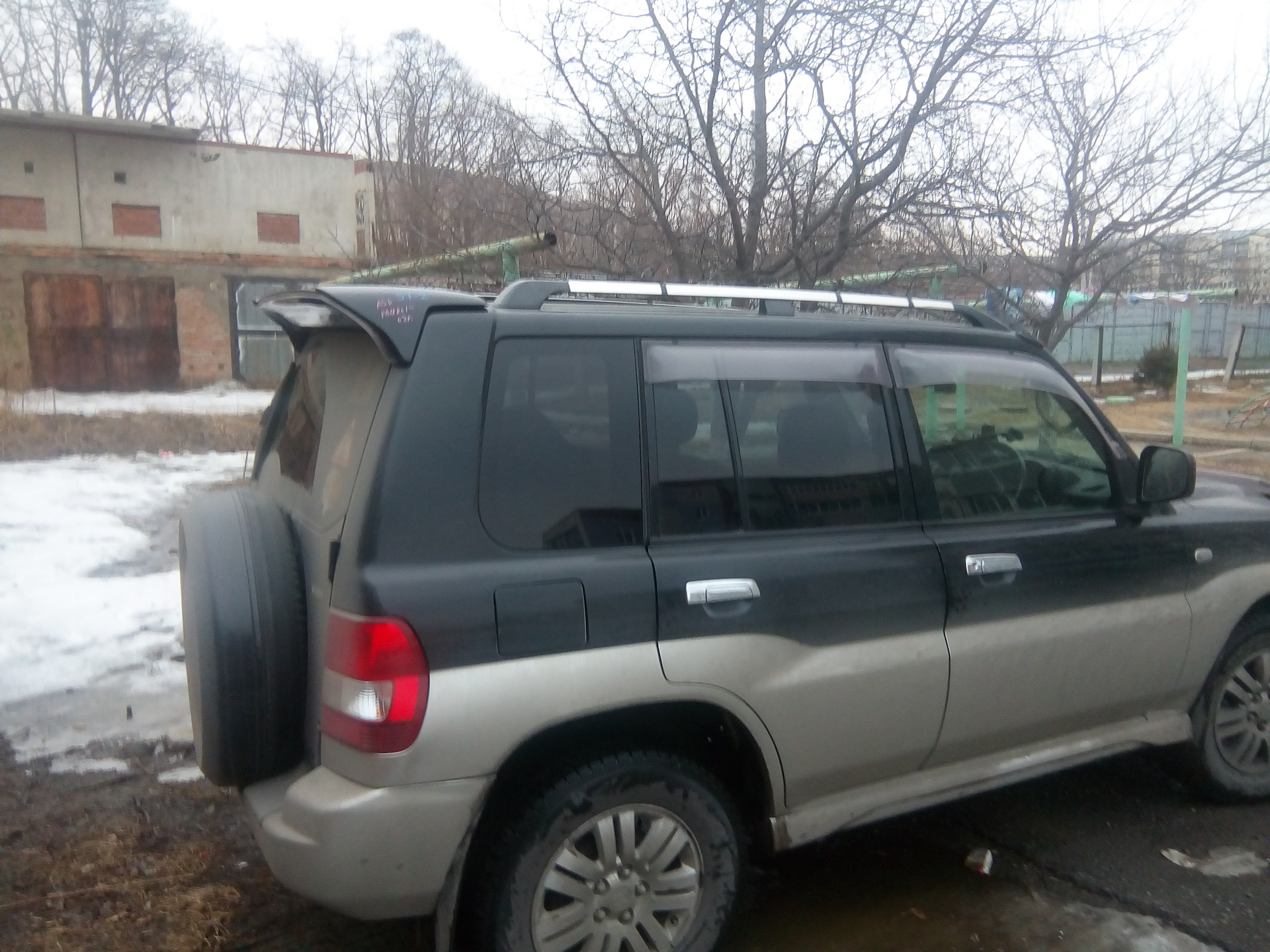 Примерка спойлера — Mitsubishi Pajero iO, 2 л, 2003 года | тюнинг | DRIVE2