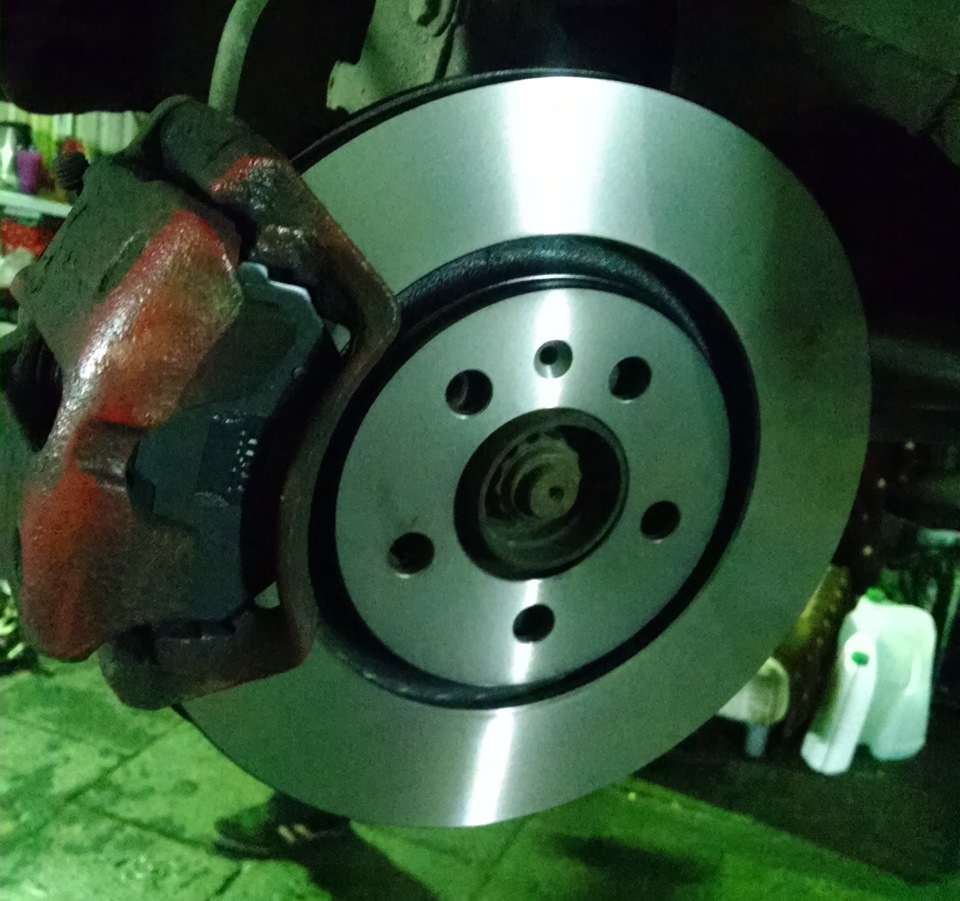 Передние тормоза — Volkswagen Golf GTI Mk3, 2 л, 1994 года | запчасти ...