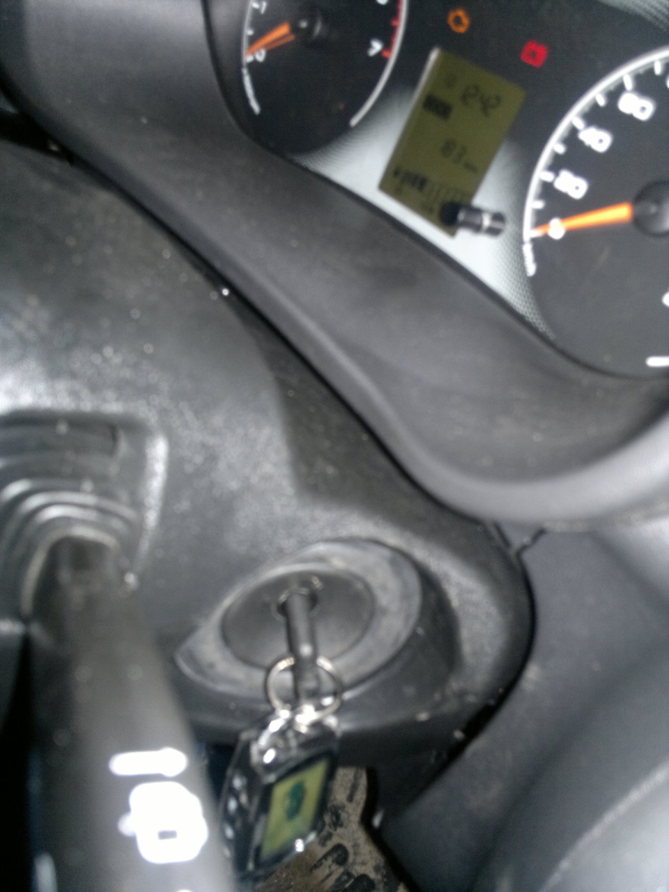 пыльники в рулевые переключатели — Lada Гранта (1G), 1,5 л, 2014 года ...