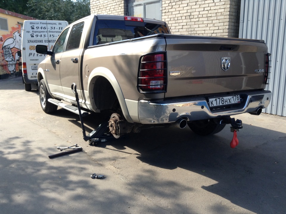Скончался еще один ниппель на шине — Dodge Ram, 5,7 л, 2009 года ...