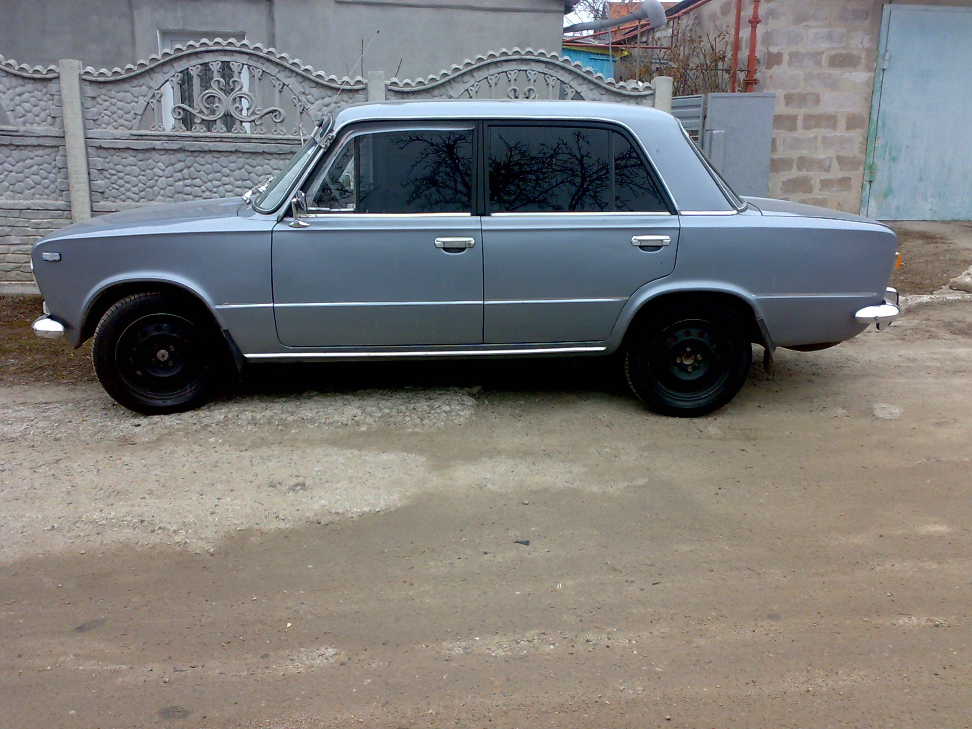 фото возле дома — Lada 2101, 1,2 л, 1973 года | фотография | DRIVE2