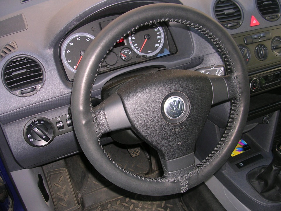 кожаная оплетка на руль со шнуровкой — Volkswagen Caddy (3G), 1,6 л ...