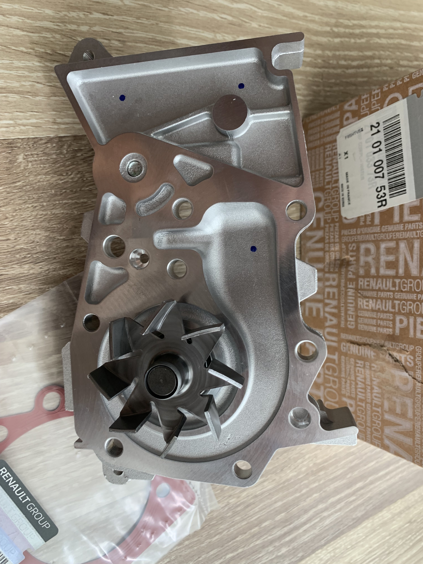 Насос водяной ( помпа ), Renault / Nissan / Lada . K4M / K4J . 210105707R / 210100753R / Valeo ...