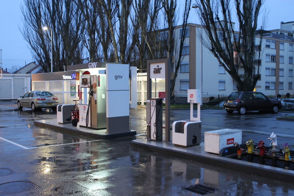 Продолжаем газомоторный обзор Европы: многотопливная зарпавка Total во ...