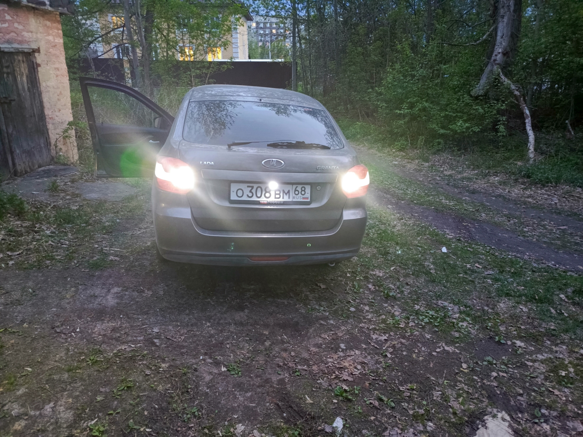 Замена ламп заднего хода — Lada Гранта Лифтбек (1G), 1,6 л, 2017 года ...