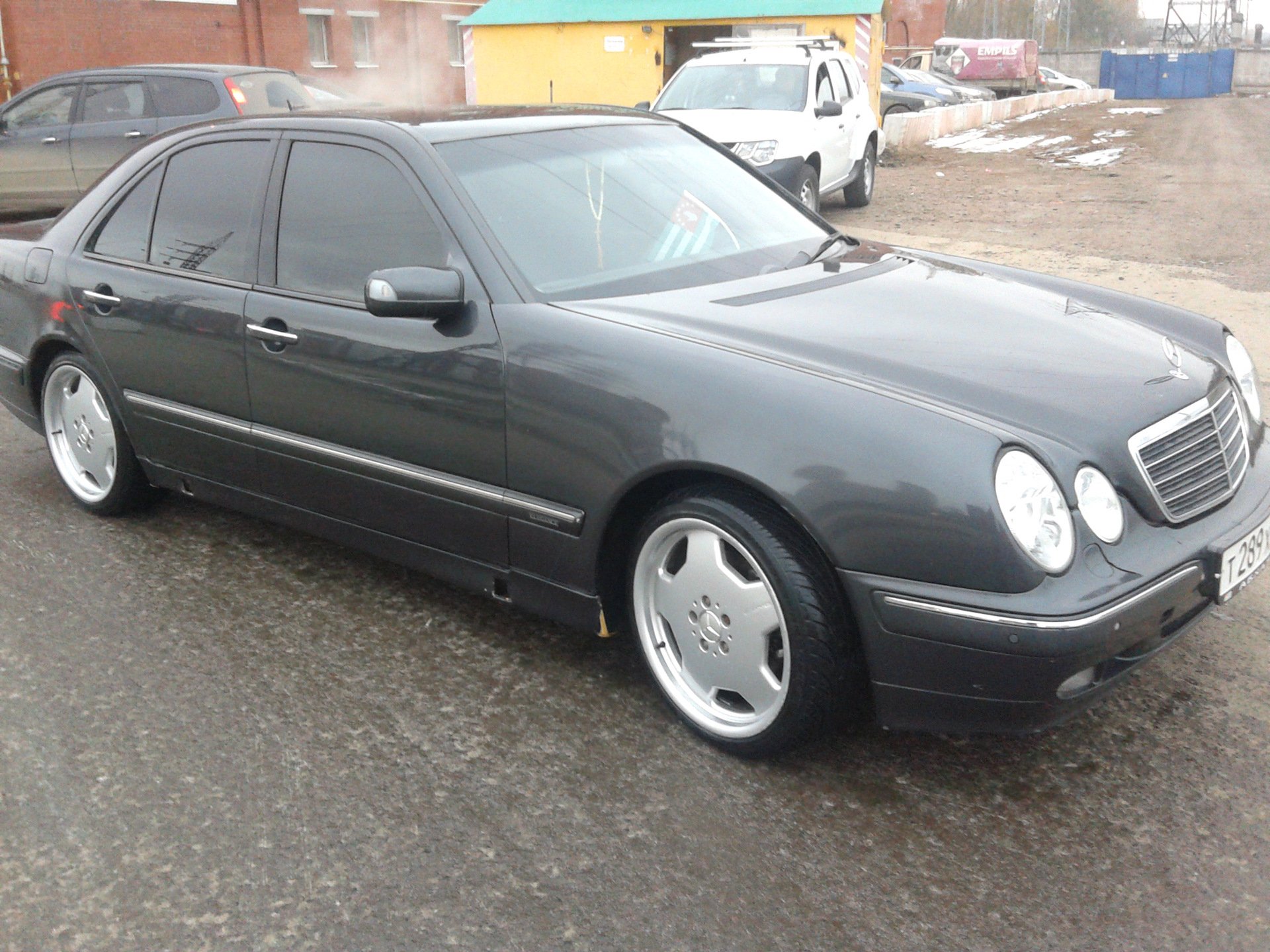 Затонировался и напялил моники — Mercedes-Benz E-class (W210), 2,8 л, 2000 года | стайлинг | DRIVE2