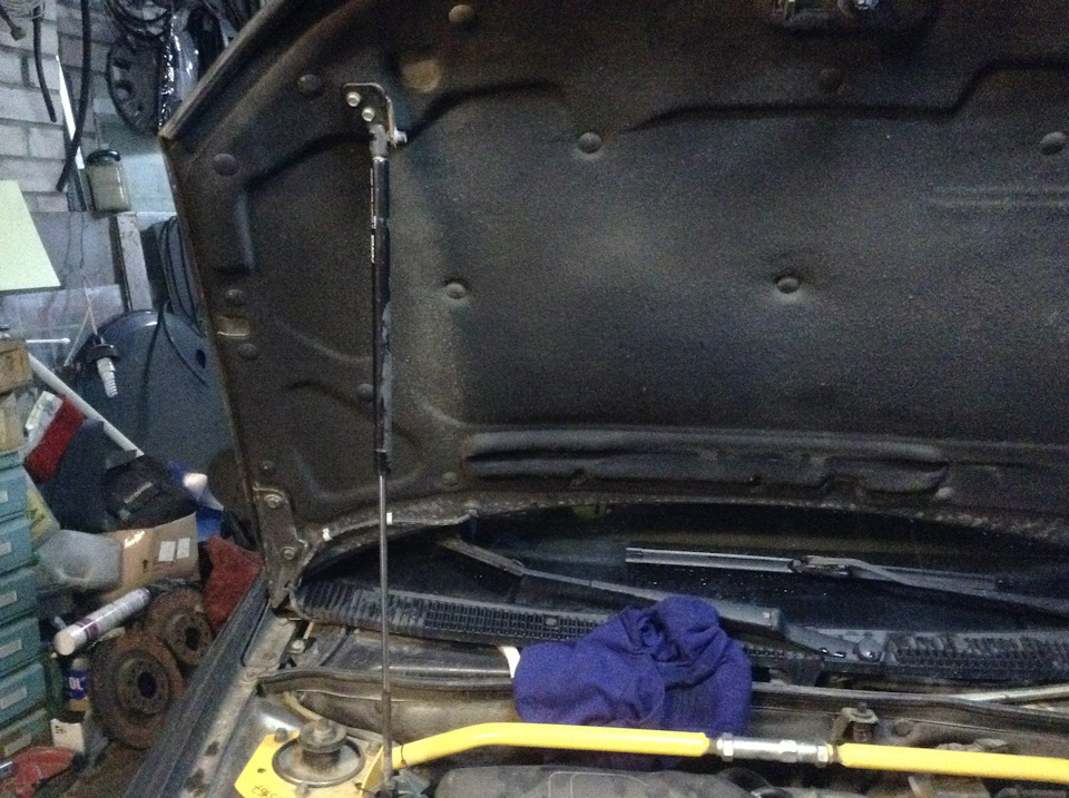 Газовый упор капота — Lada Калина хэтчбек, 1,6 л, 2008 года | тюнинг ...