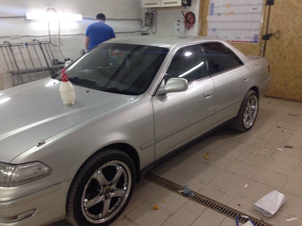 Не много тонировки — Toyota Mark II (100), 2 л, 2000 года | тюнинг | DRIVE2