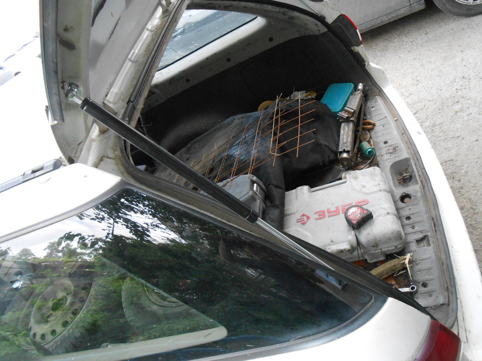 стойка крышки багажника — Nissan Expert (W11), 1,8 л, 2002 года ...