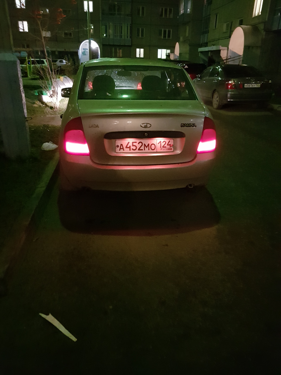 Красная подсветка номера — Lada Калина седан, 1,6 л, 2008 года ...