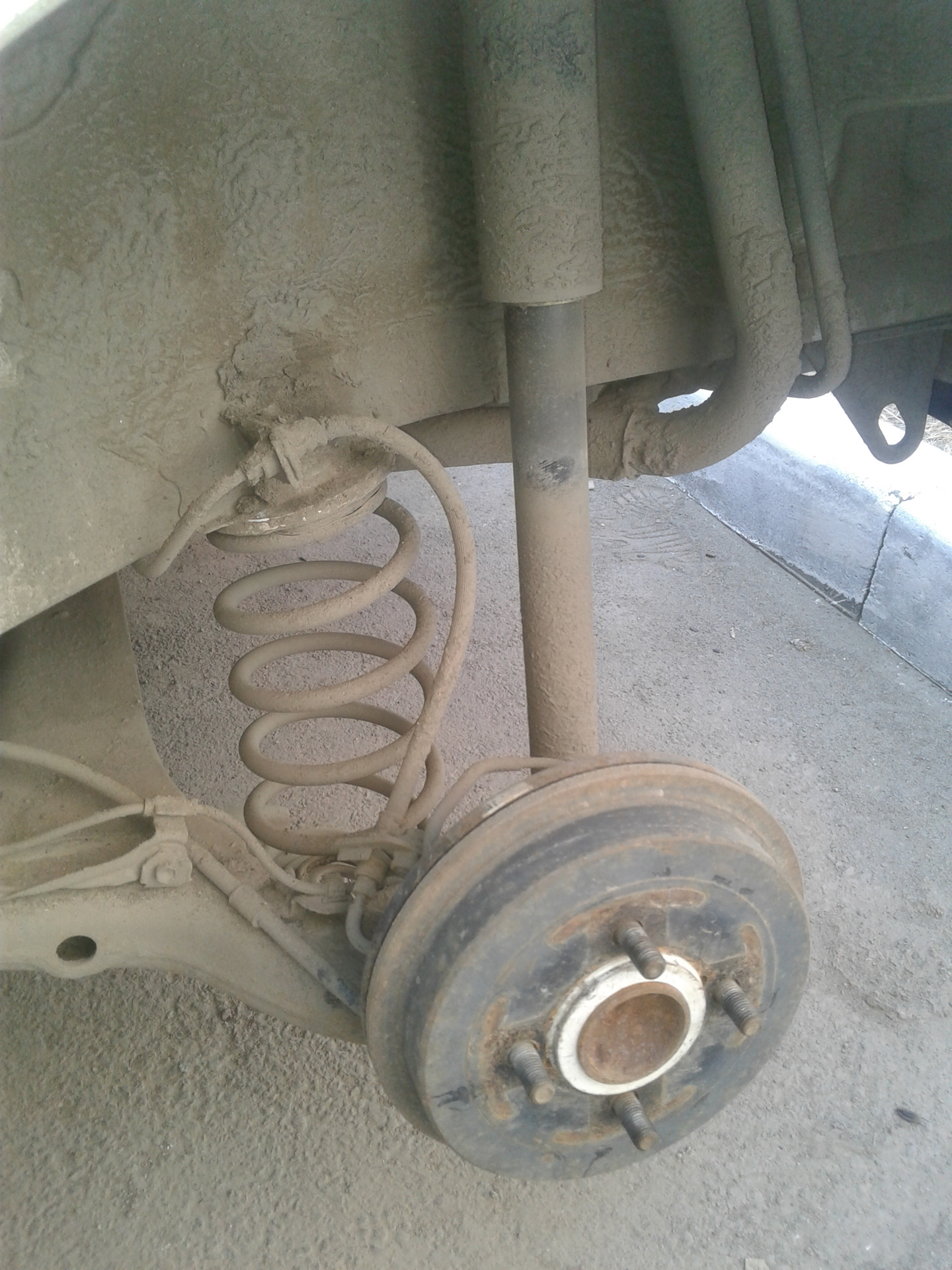 Профилактика задних пружин — Toyota Vitz (10), 1 л, 2002 года | своими ...