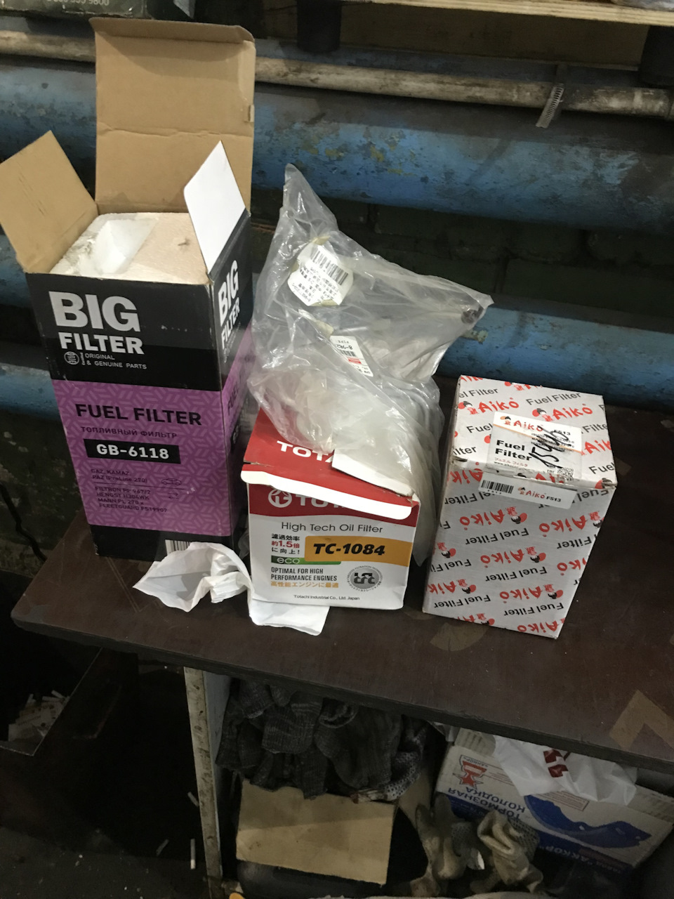 То замена фильтров масла и топливной трубки 2 — Isuzu Elf, 5,2 л, 2011 ...