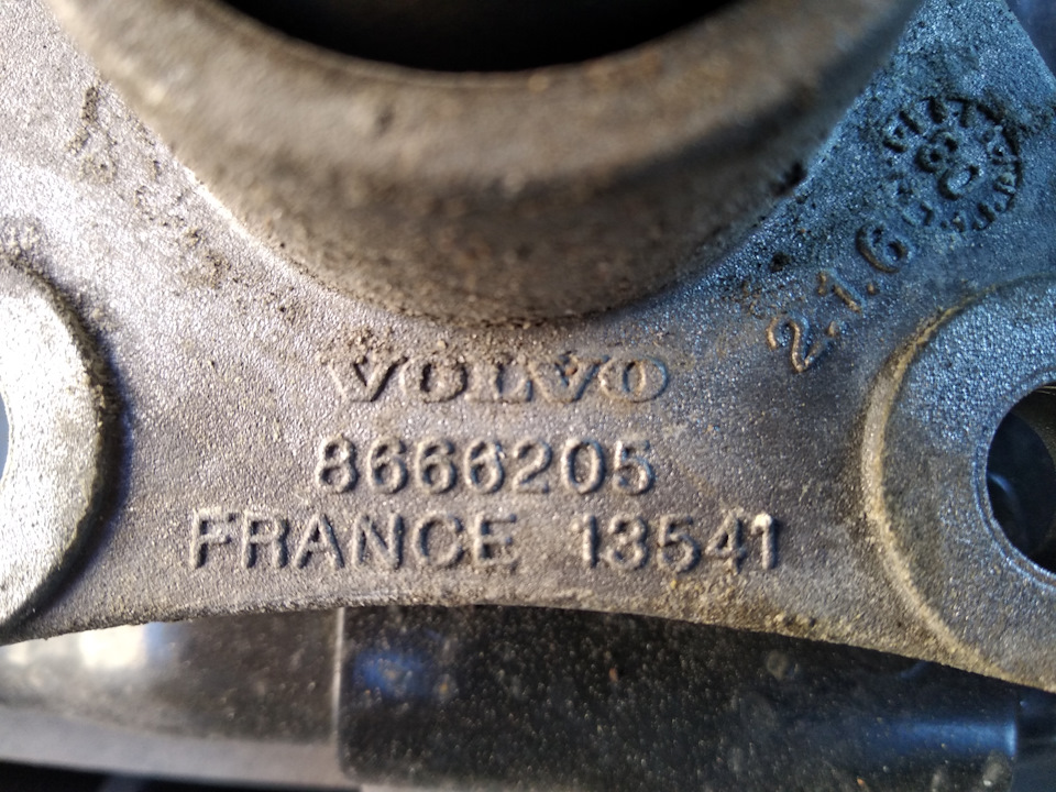 8666205 Кронштейн верхней балки двиг S60,80, XC70,90 R Volvo | Запчасти ...