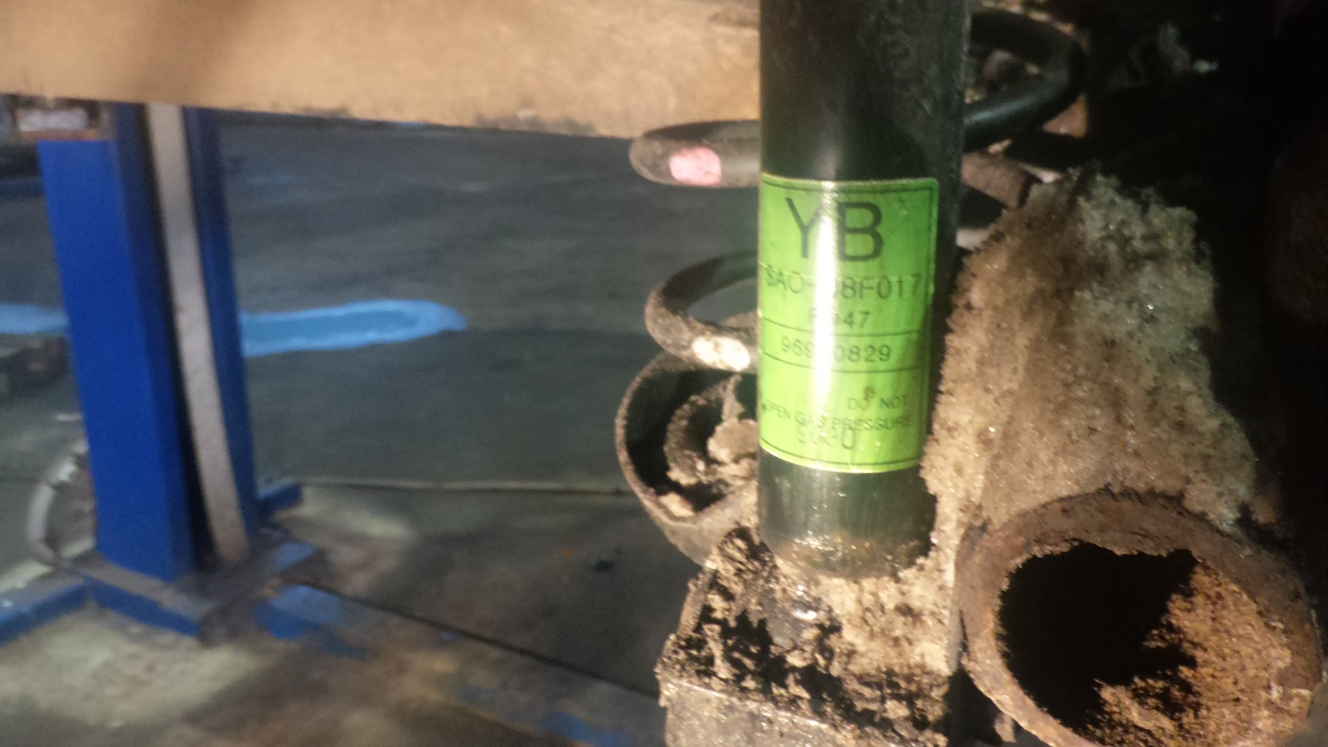 Замена задних амортизаторов — Chevrolet Aveo Sedan (1G), 1,4 л, 2009 ...