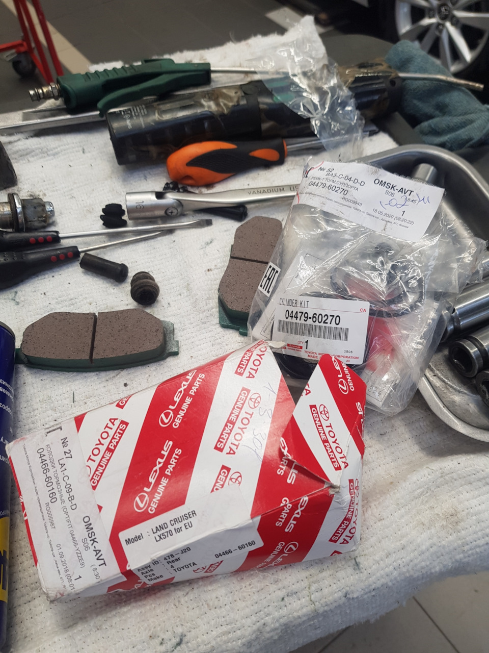 Замена задних тормозных колодок. — Lexus LX (URJ200/URJ201), 5,7 л ...