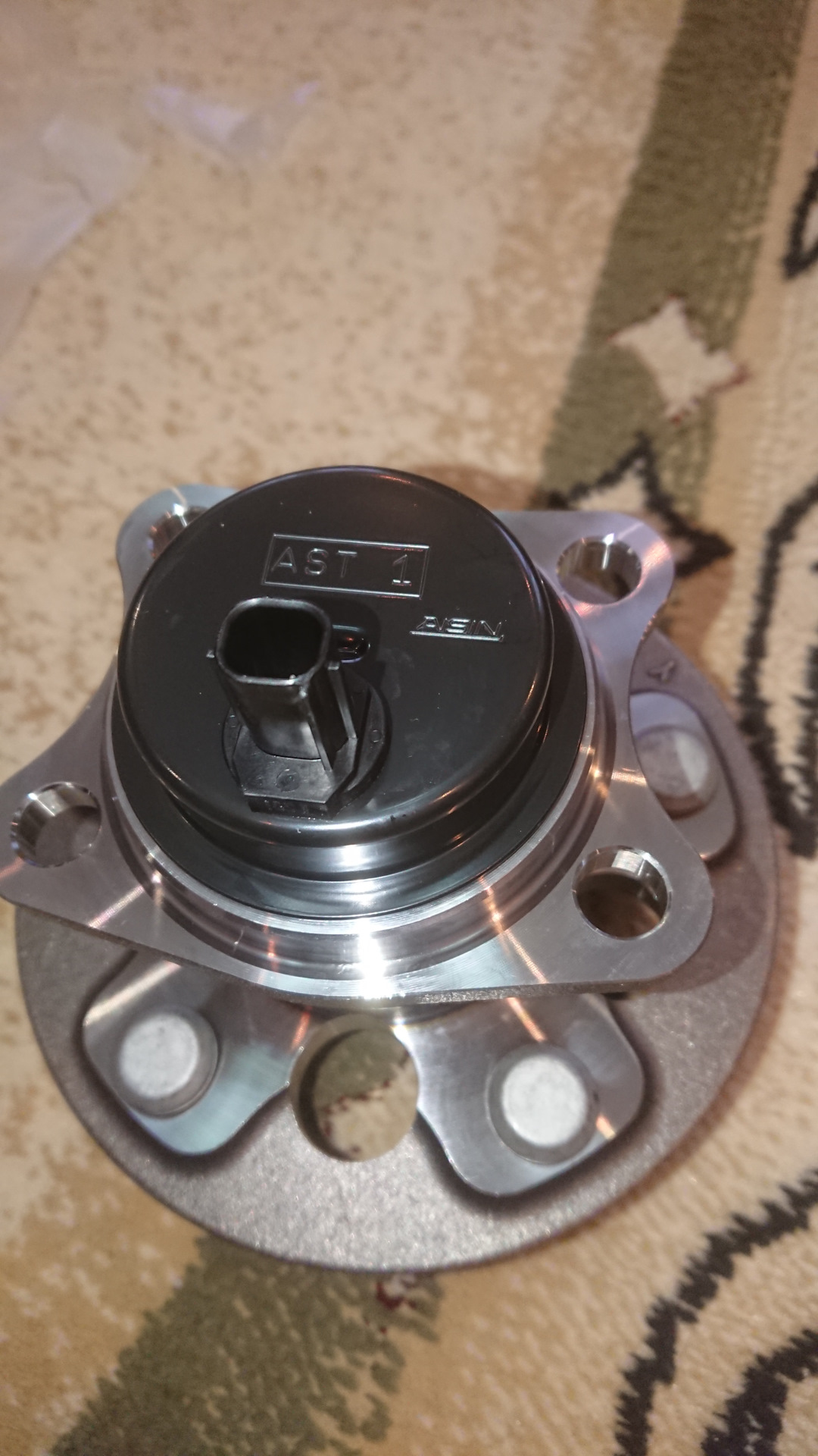 Замена задней правой ступицы — Toyota Corolla (140/150), 1,4 л., 2008 ...