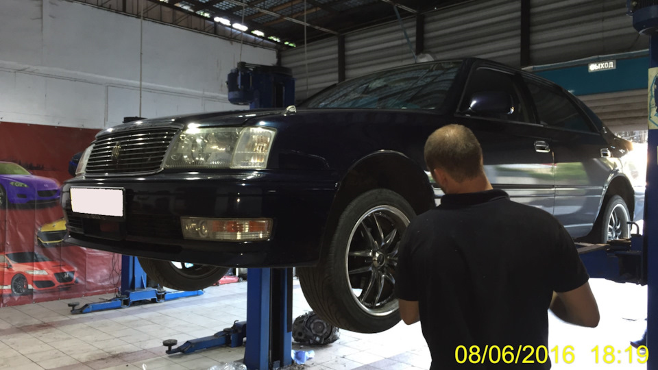 Передние тормозные диски с колодками — Toyota Crown (S150), 2,5 л, 1998 ...