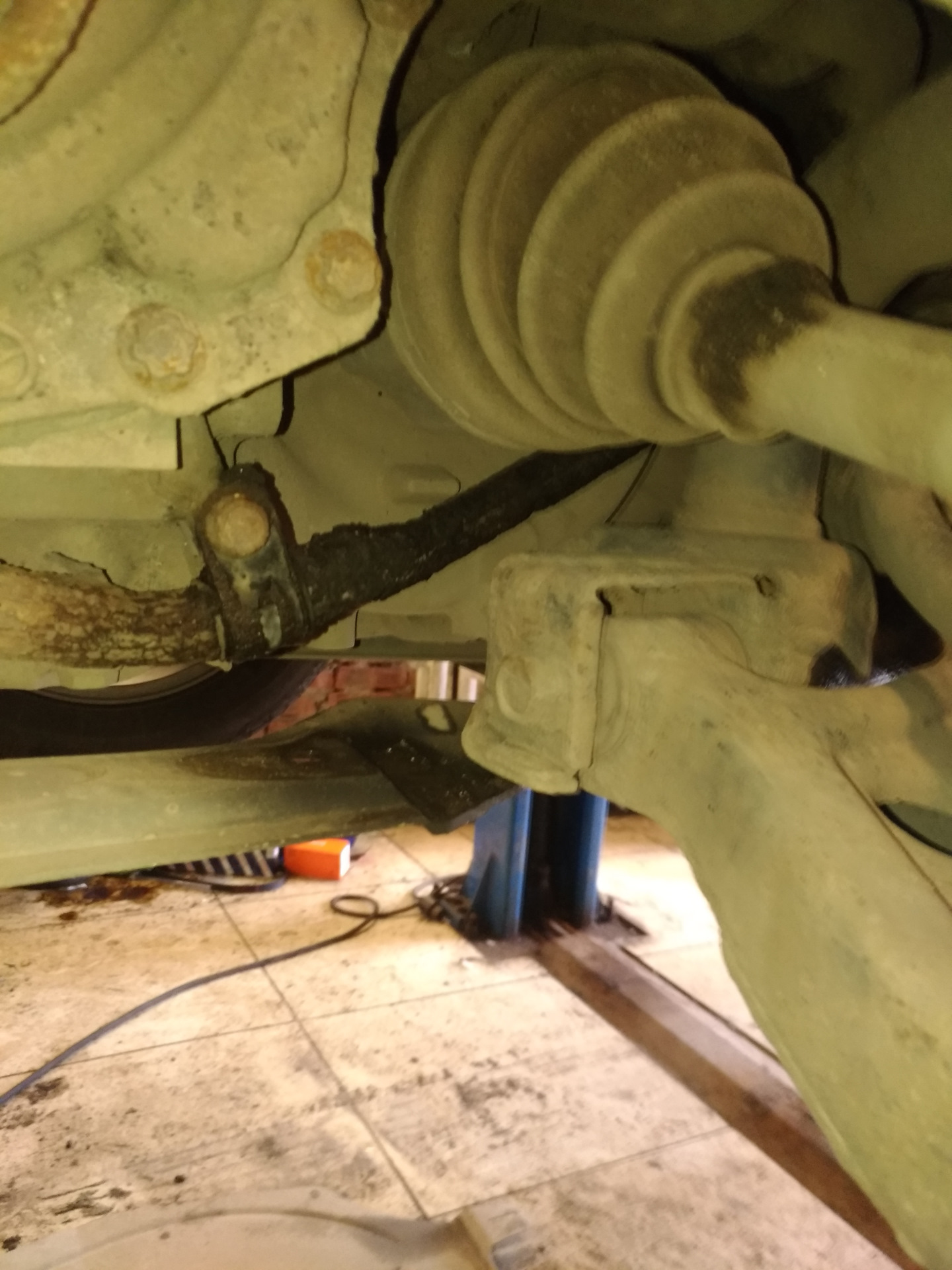 Замена трубки системы охлаждения — Mitsubishi Outlander XL, 3 л, 2008 ...