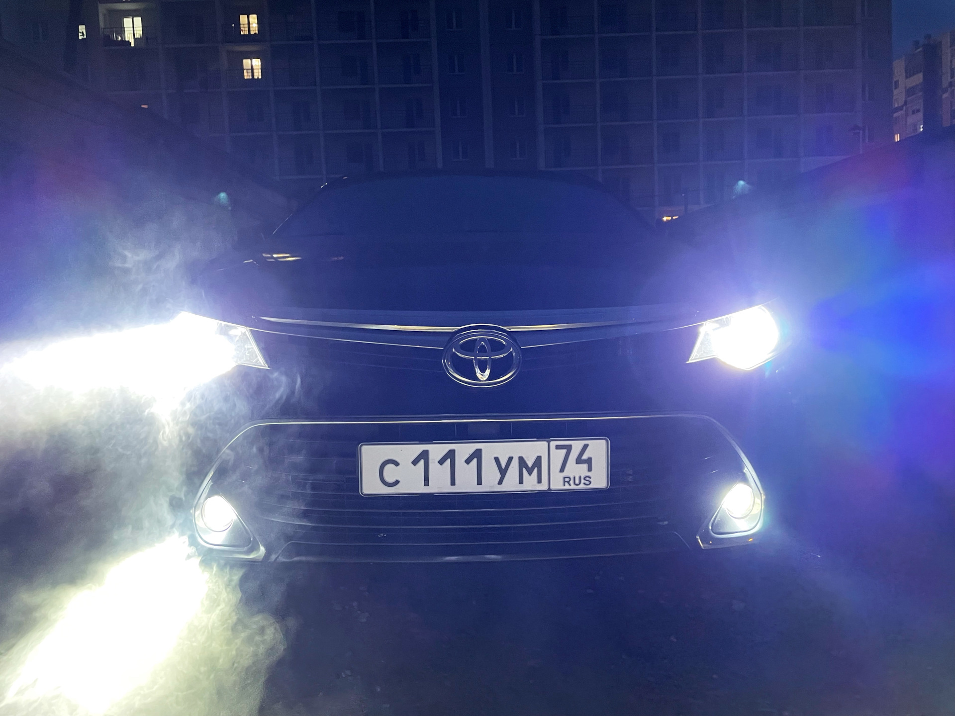 Пересвет фар, и линзовые туманки — Toyota Camry (XV50), 2,5 л, 2016 ...