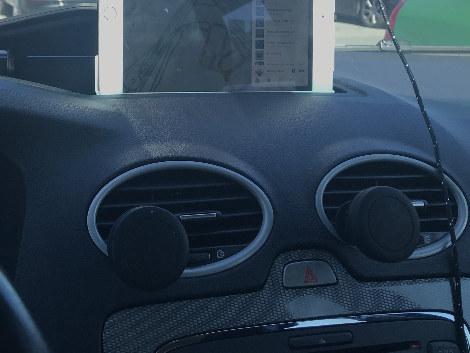 Крепление для планшета — Ford Focus Hatchback II, 1,6 л, 2011 года ...