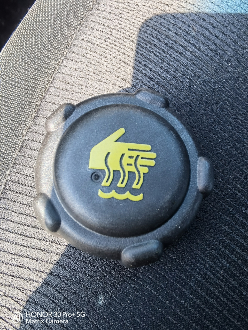 Новая пробка бачка 21430AX30A. Оригинал. На всякий случай. — Nissan ...