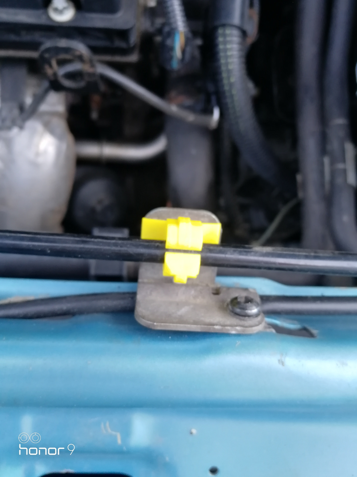Замена фиксатора упора капота — Opel Zafira B, 1,8 л, 2006 года ...
