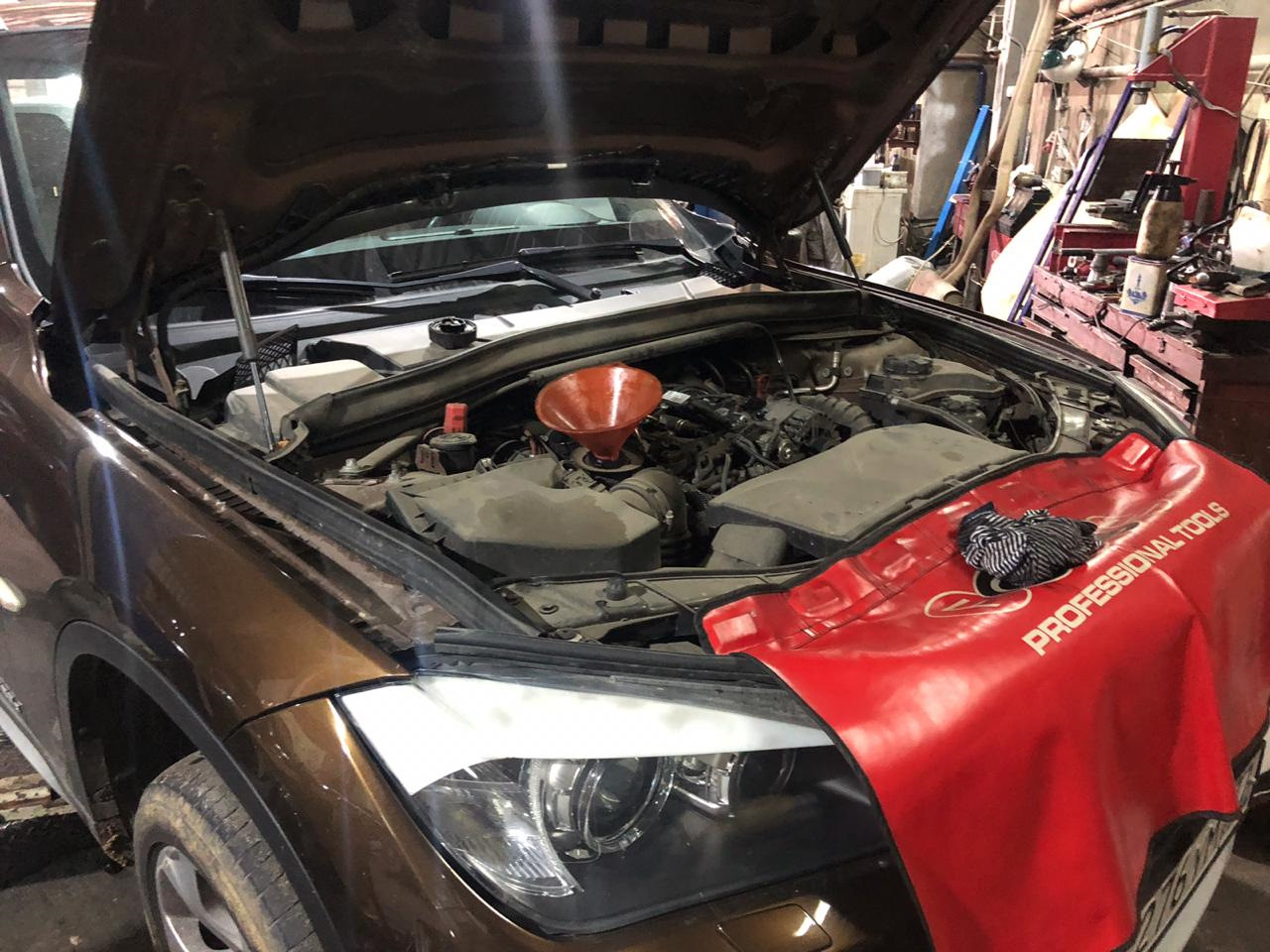 Замена масла, фильтров, датчика масла и правой задней стойки — BMW X1 ...