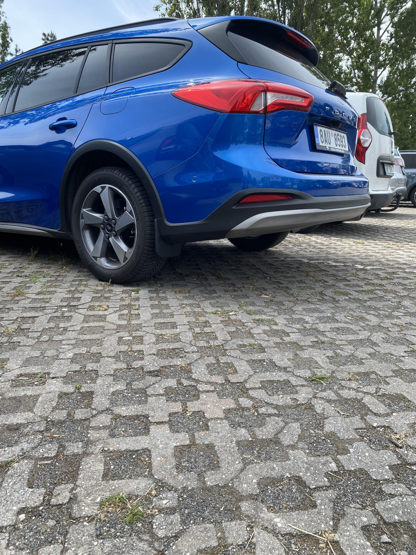 15. УСТАНОВКА БРЫЗГОВИКОВ "MONTÁŽE ZÁSTĚREK" — Ford Focus Active, 1,5 л ...
