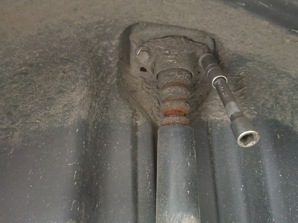 69. Замена отбойников задних амортизаторов. — Volkswagen Polo Sedan, 1 ...