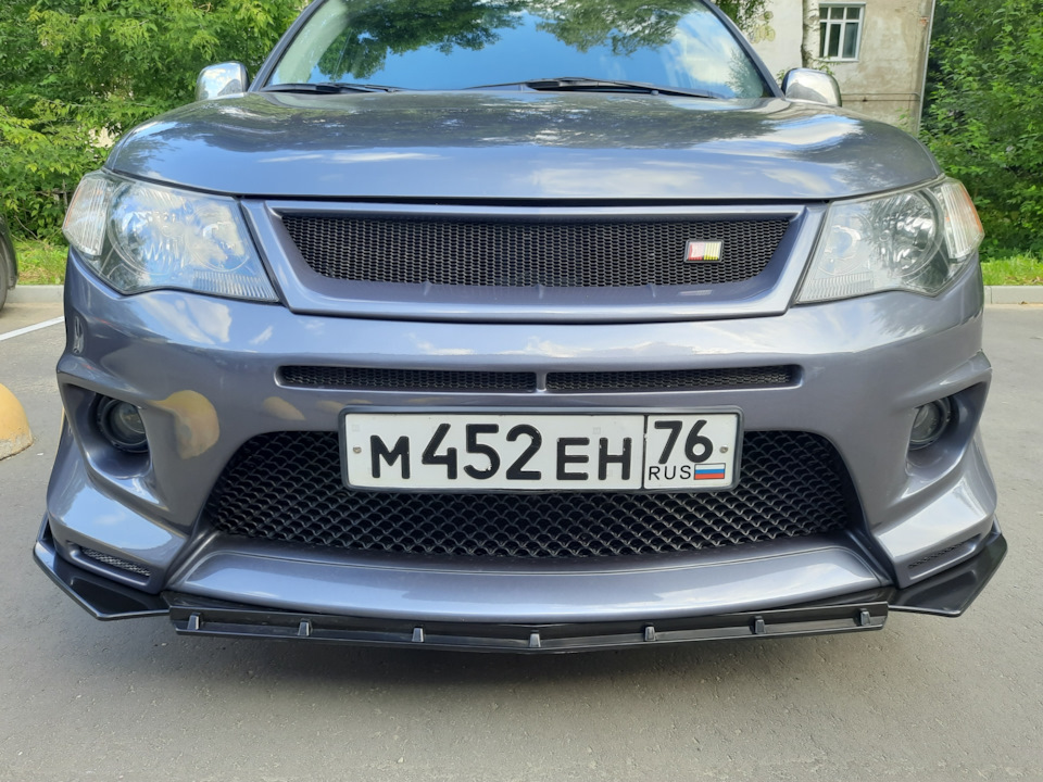 Сплиттер на передок и молдинги в цвет кузова. — Mitsubishi Outlander XL ...
