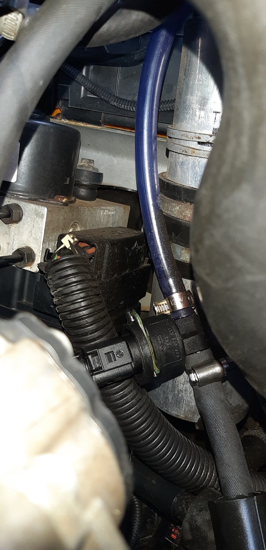 Замена топливных шлангов — Volkswagen Multivan (T5), 1,9 л, 2004 года ...