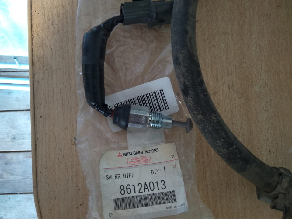 8612A013 Переключатель блокировки заднего дифференциала Mitsubishi ...