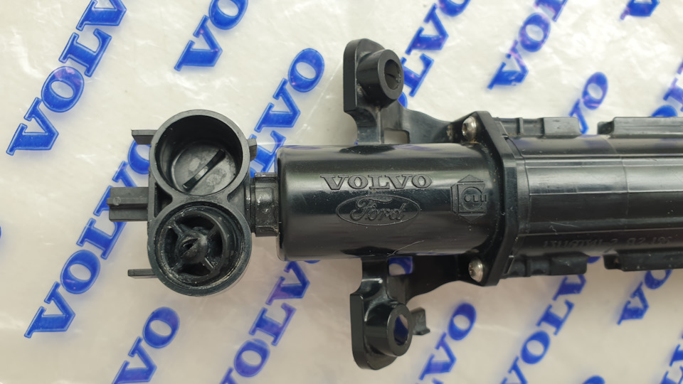 31391838 Форсунка омывателя правой фары Volvo | Запчасти на DRIVE2