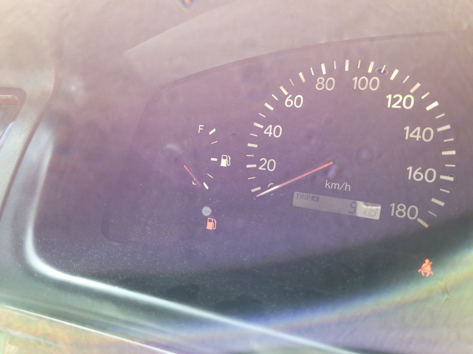 Лампа индикатора низкого уровня топлива — Toyota Mark II (100), 2 л ...